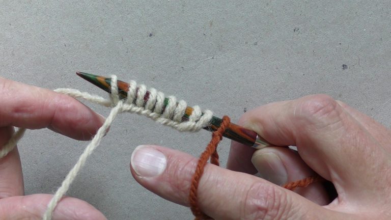 Marker thread for counting cast-on stitches and joining in the round ...