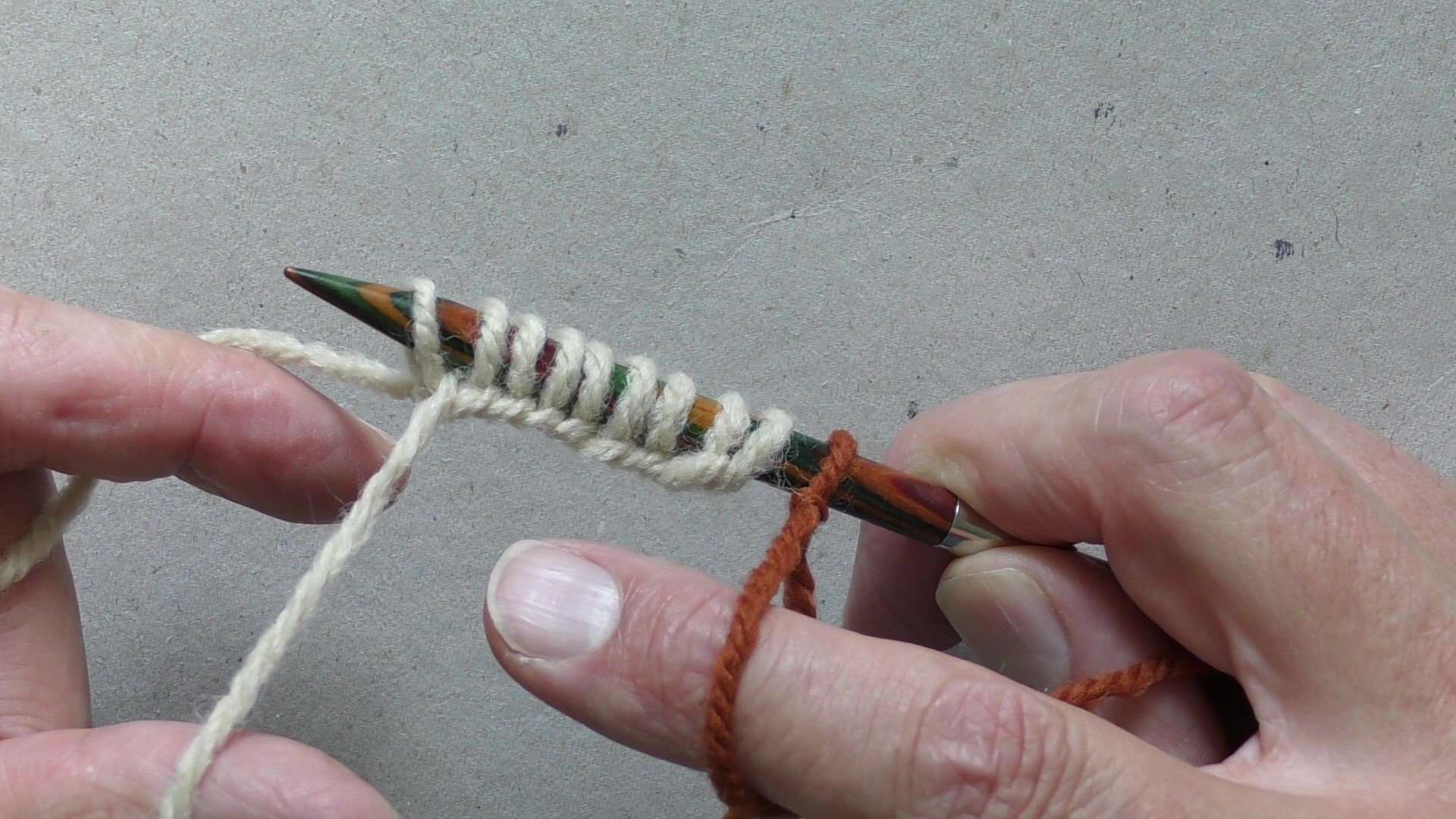 Marker thread for counting cast-on stitches and joining in the round ...