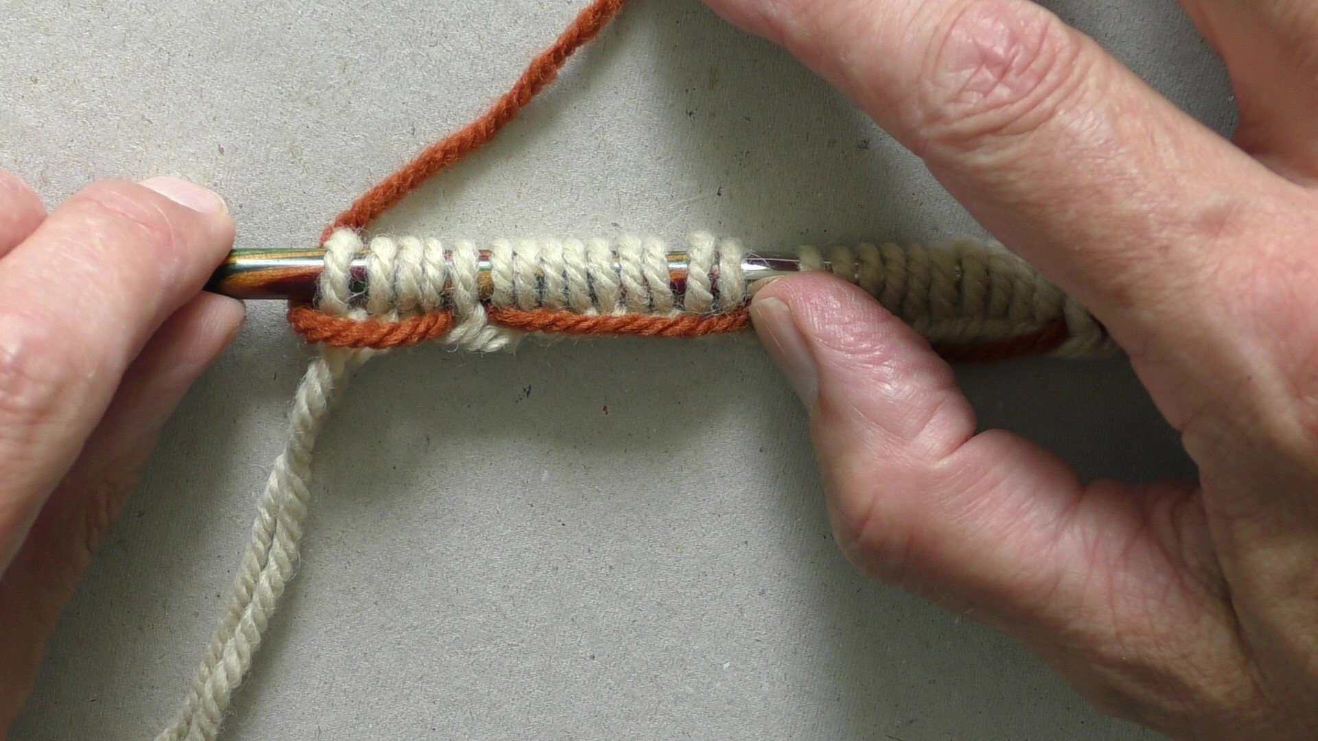 Marker thread for counting cast-on stitches and joining in the round ...